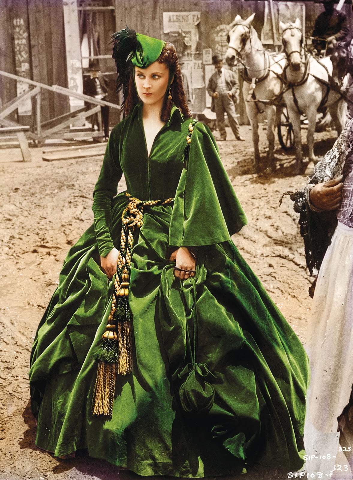 RETRO KIMMER'S BLOG: THE AMAZING GREEN CURTAIN DRESS FROM GONE WITH THE ...