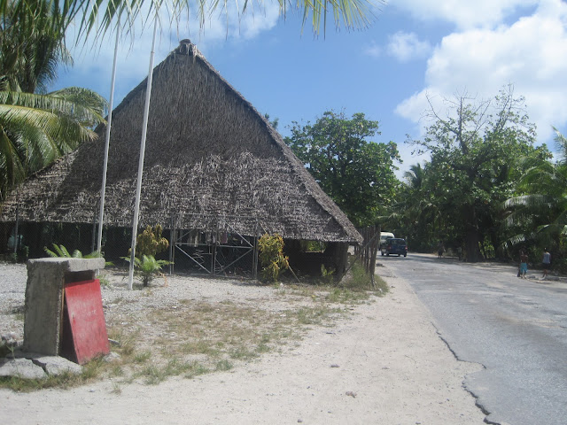 Thornes-in-Tarawa: Traditional Skills - Building a Mwaneaba