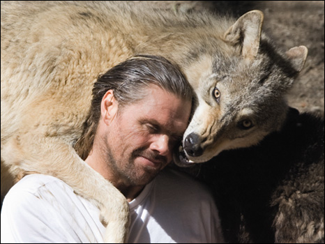 razas de perros: VIVIR ENTRE LOBOS