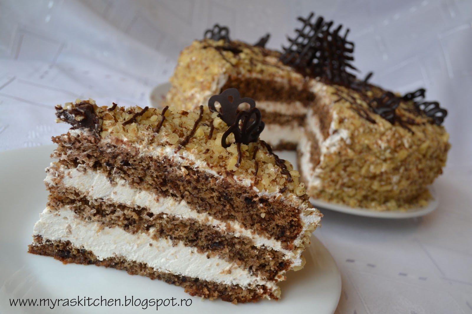 Myra's kitchen: Tort festiv cu nuci