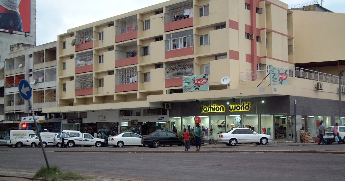 O quarto quarteirão da Av. Mondlane no lado sul. Bairro do Alto Maé ...