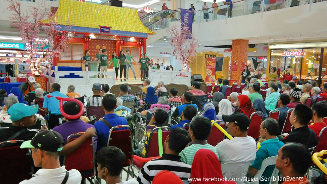 Showing their love@Seremban Prima.