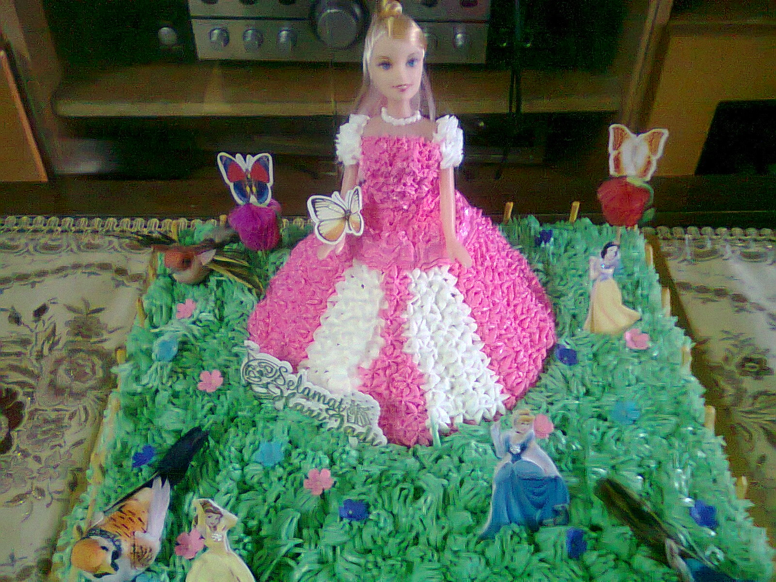 Honey Homemade Cakes & Cookies: Kek BARBIE tema taman...order dri MIZA ...