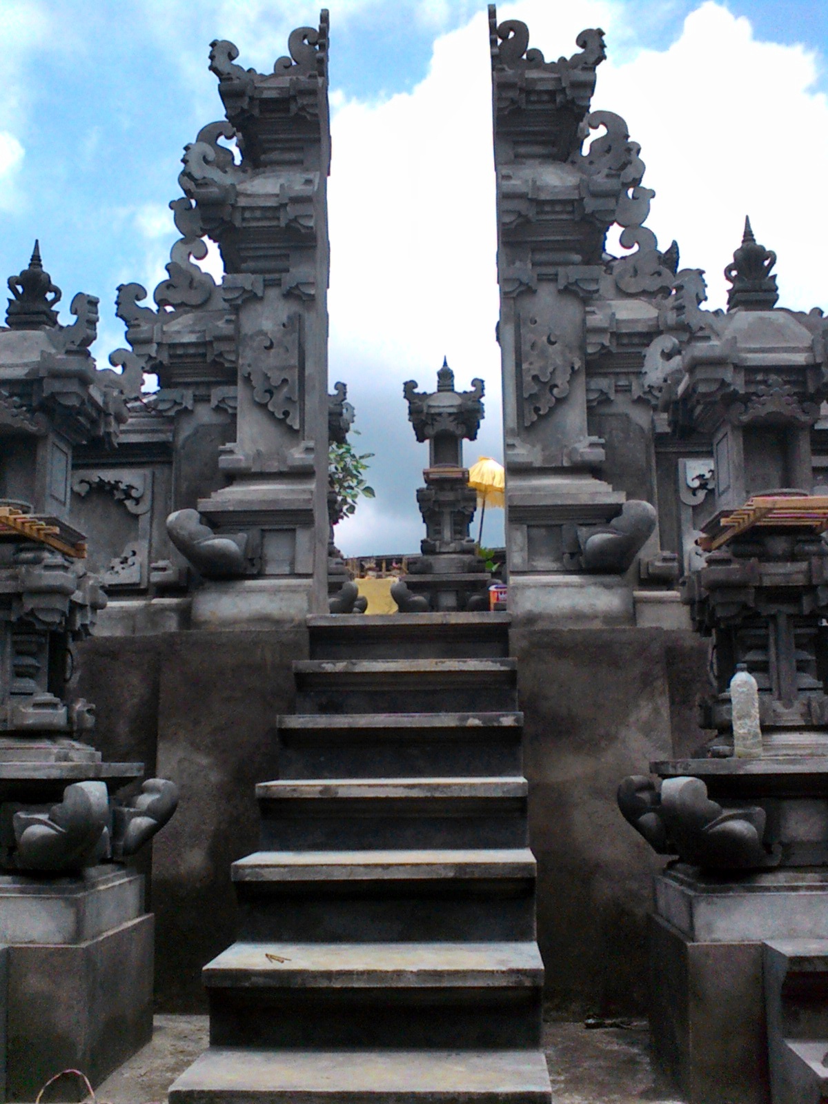 BATARAN SANGGAH MELELE: CANDI BENTAR