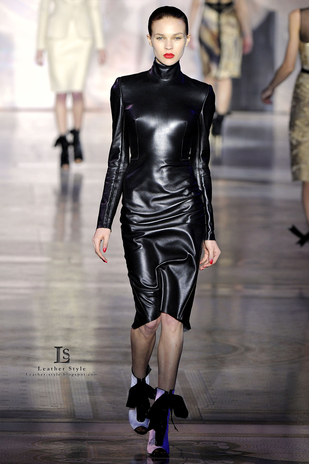 Leather style, latex couture, vinyl fashion: designers, photographers ...