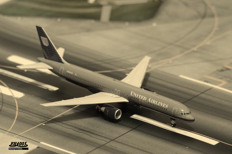 BHTXWmb: 模型分享 1:200 Boeing757-200 N592UA(Battleship Grey)火箭客機