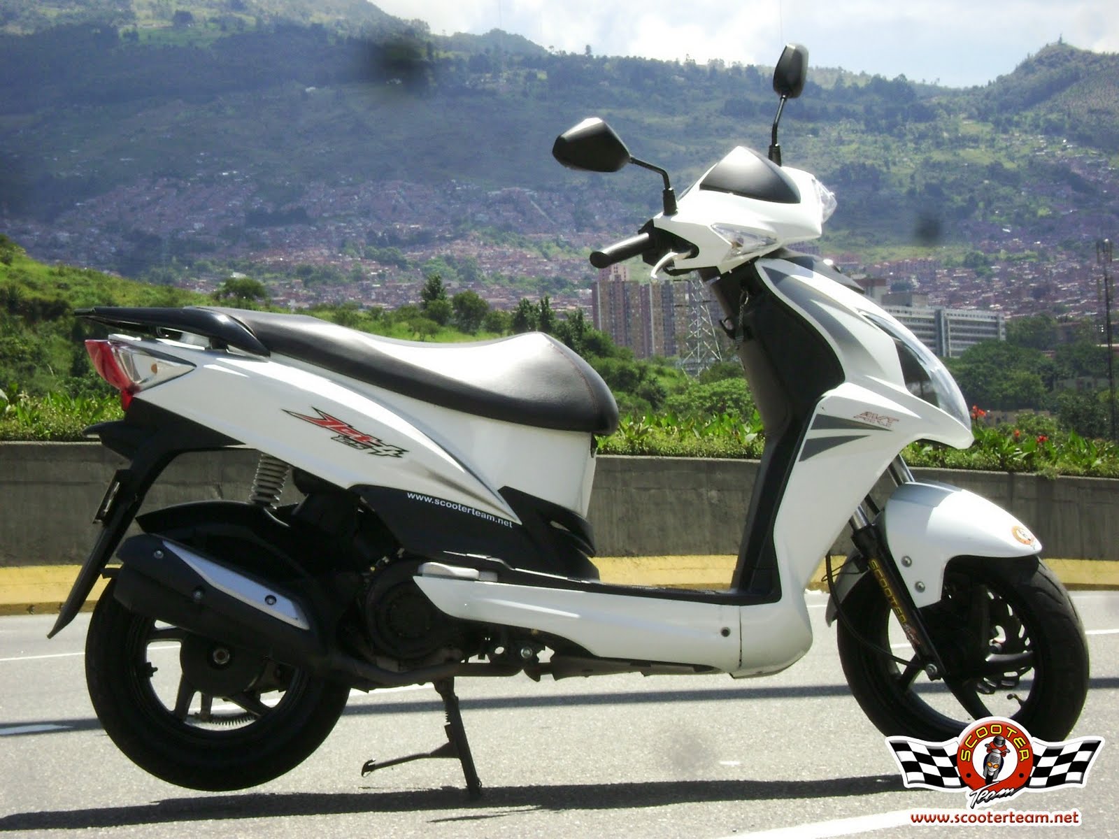 SCOOTER TEAM: Test Drive AKT Jet 4, en una sola palabra "sobradisima"
