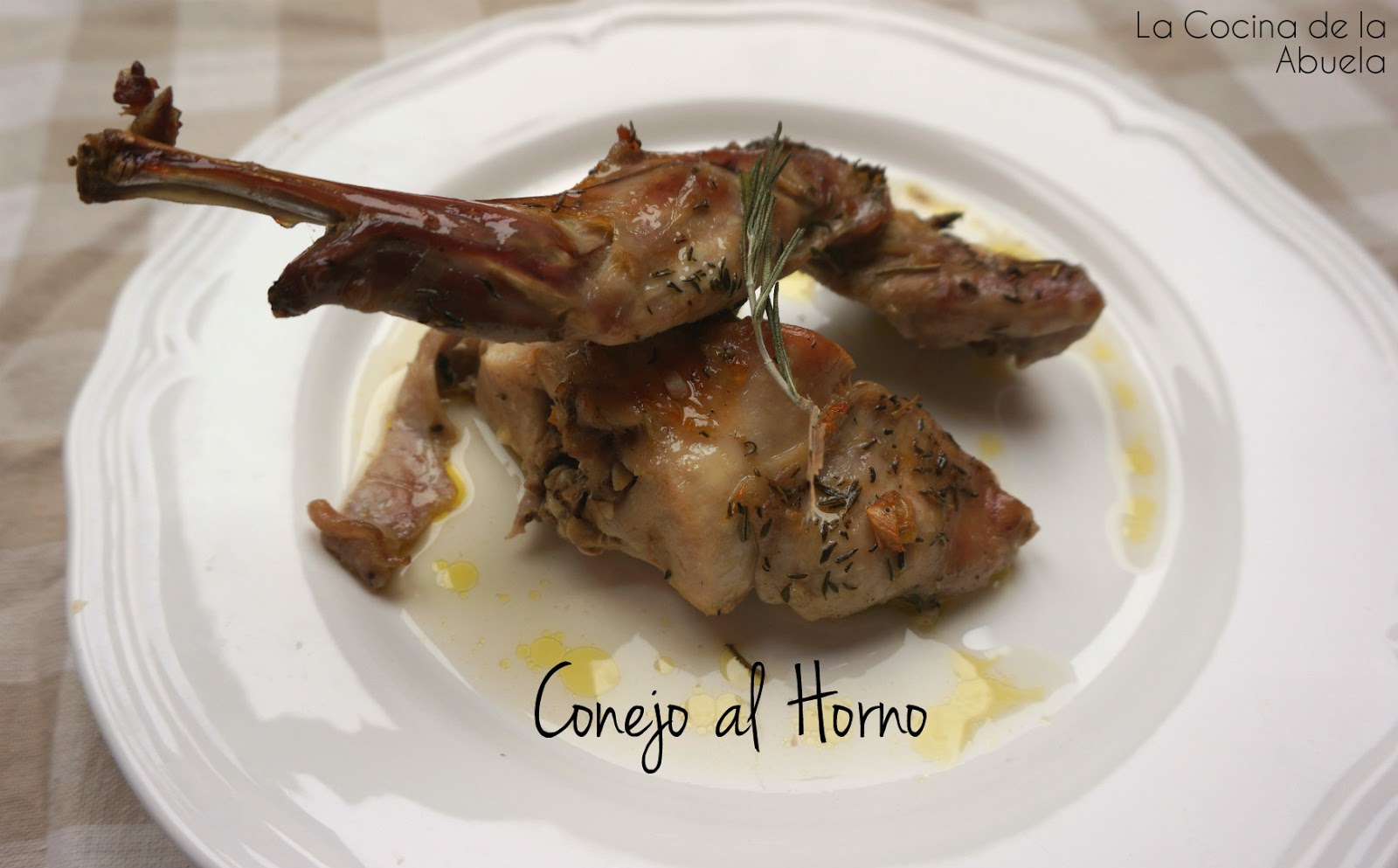 Conejo al horno. Conejo asado.