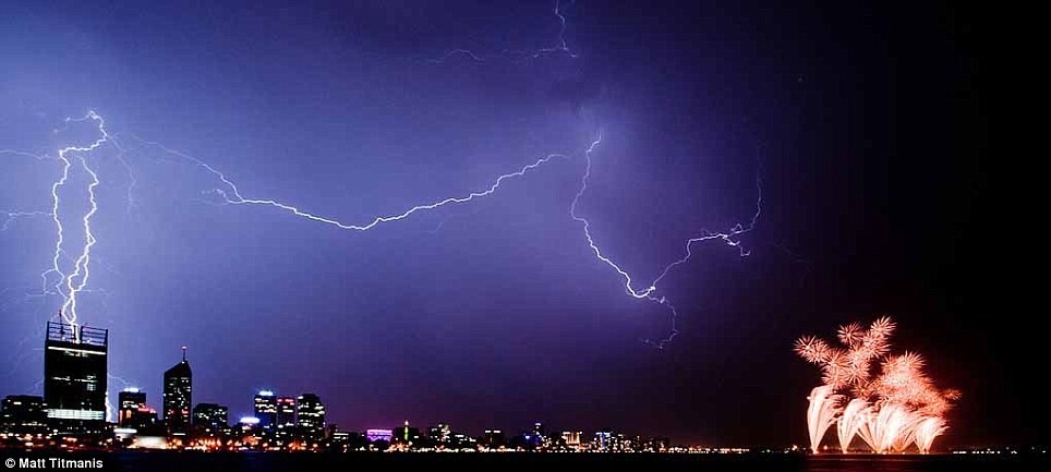 Gambar-gambar kilat dan bunga api dalam satu masa - Unikversiti