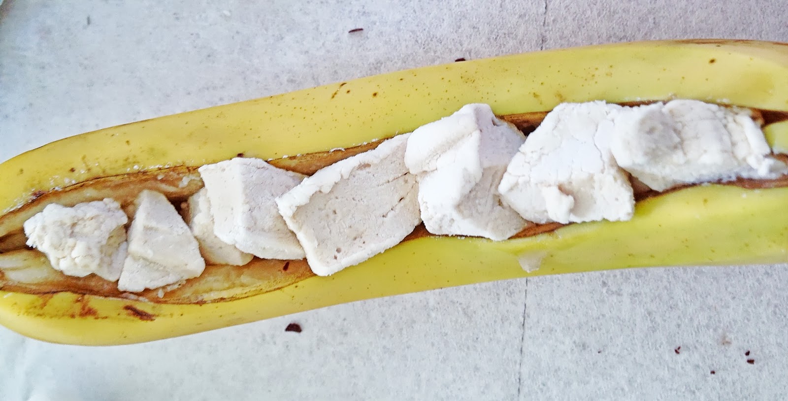 Lazy Girl Dinners: Banana Marshmallow Split!