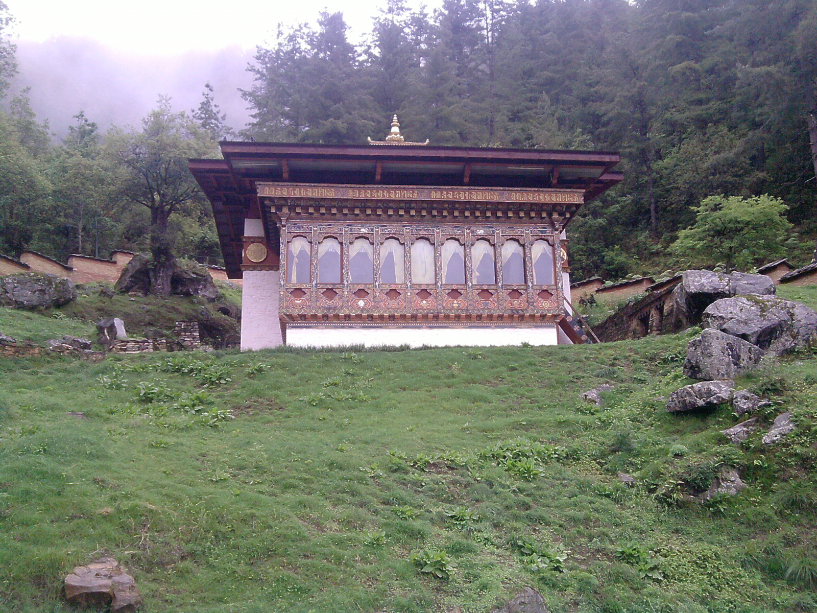 Tragyel: Dechenphu Lhakhang