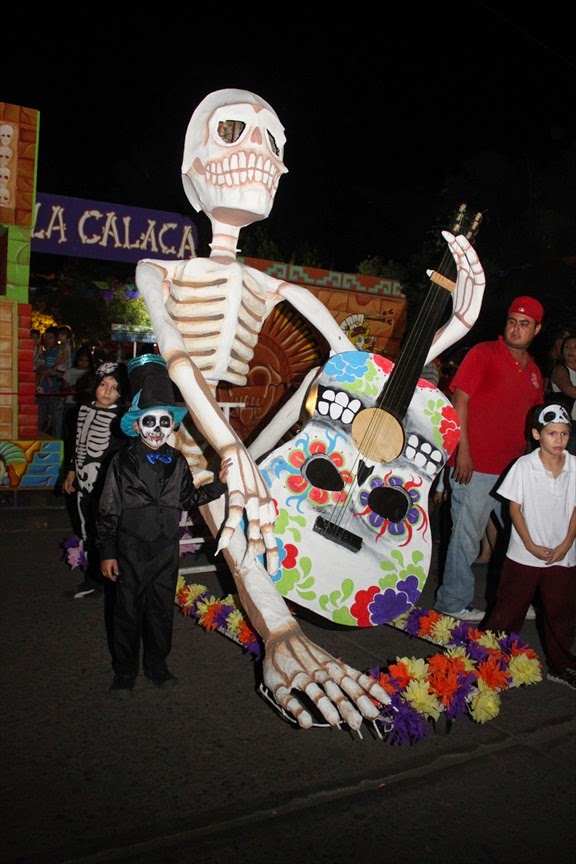 Kaleidoscopio: Visitan cientos de familias el Festival de la Calaca 2014