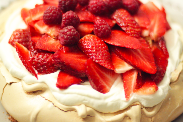 romantic not disgusting yet: Recept: red fruit pavlova