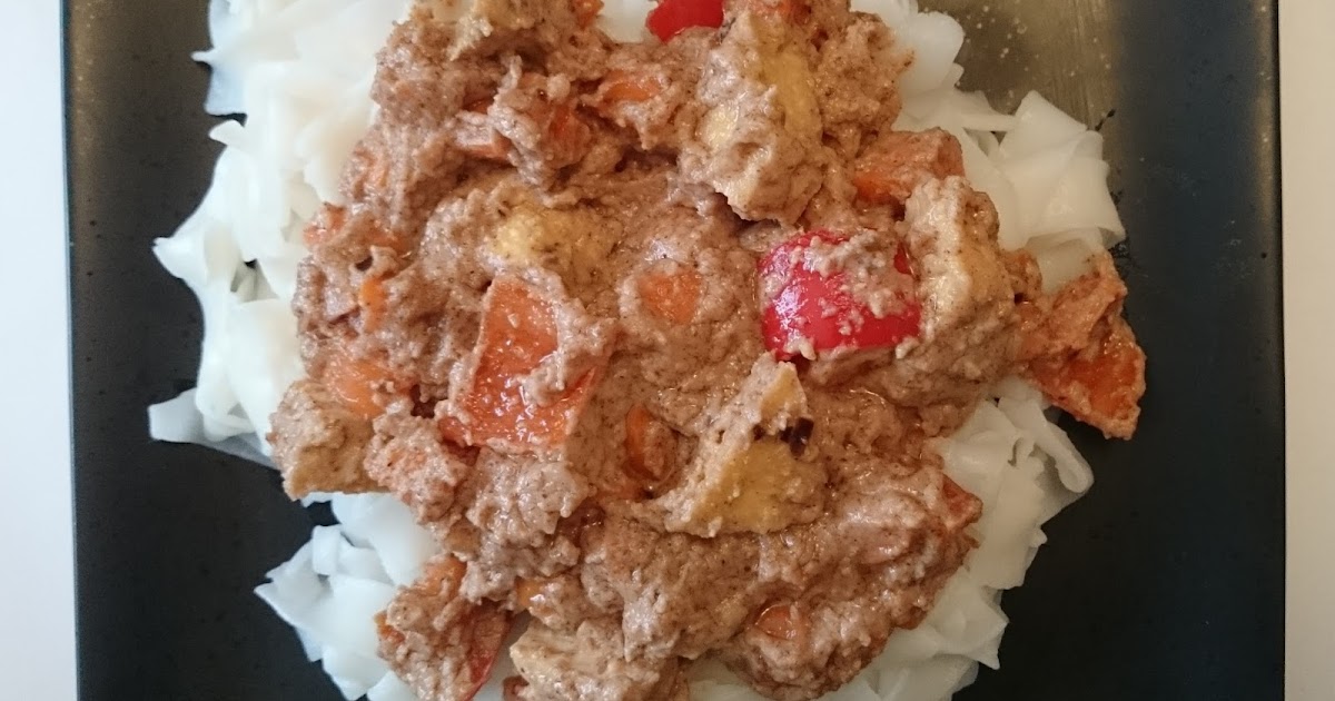 Vegologi: Friterad tofu med kryddig jordnötssås, grönsaker och nudlar