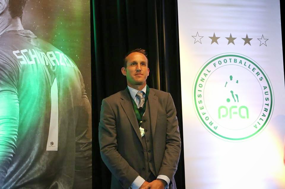 Mark Schwarzer recebe a Alex Tobin OAM Medal O Mundo Dos Guarda-Redes