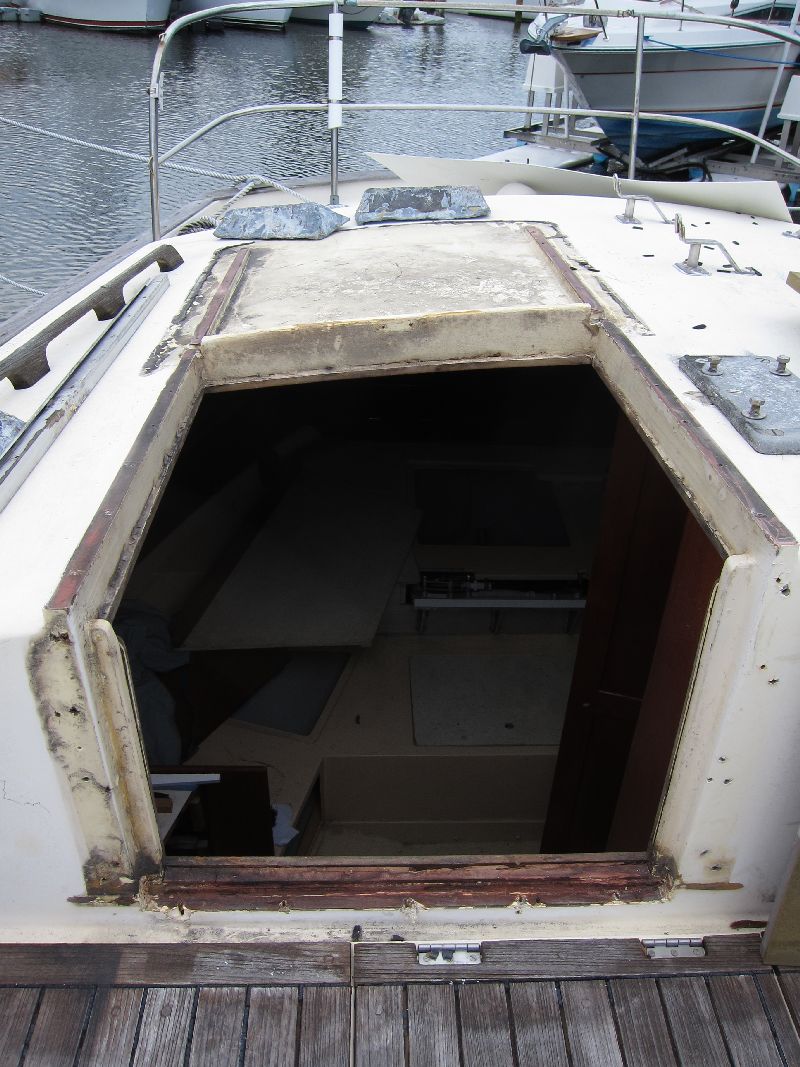 The Incredible Hull: Aft companionway.......??????????????