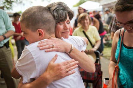 EBL: Republican Joni Ernst embraces voters at the Iowa State Fair Rule 5