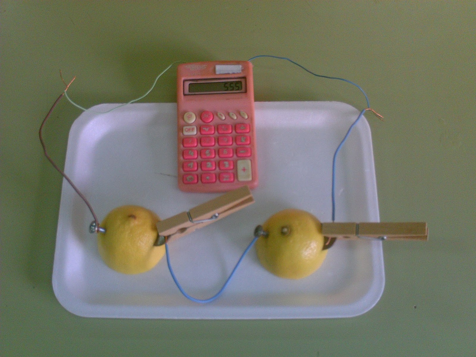 Manual del científico: Cómo hacer una pila eléctrica con un limón