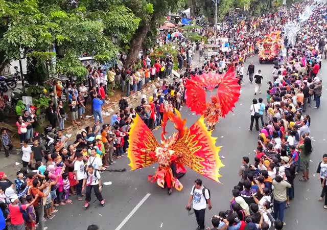 Enjoying Solo Batik Carnival in Solo city - Tourism Gemza