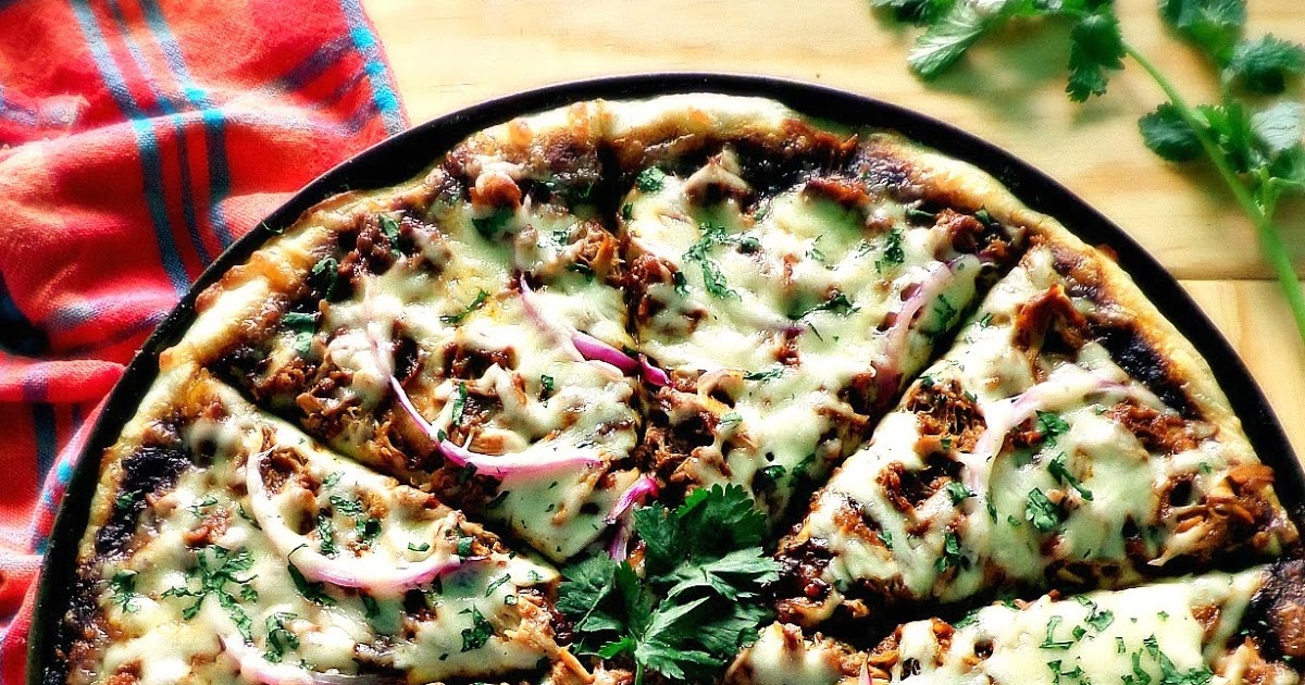 Homemade Pizza de Mole (Chicken Mole Pizza) - La Cocina de Leslie