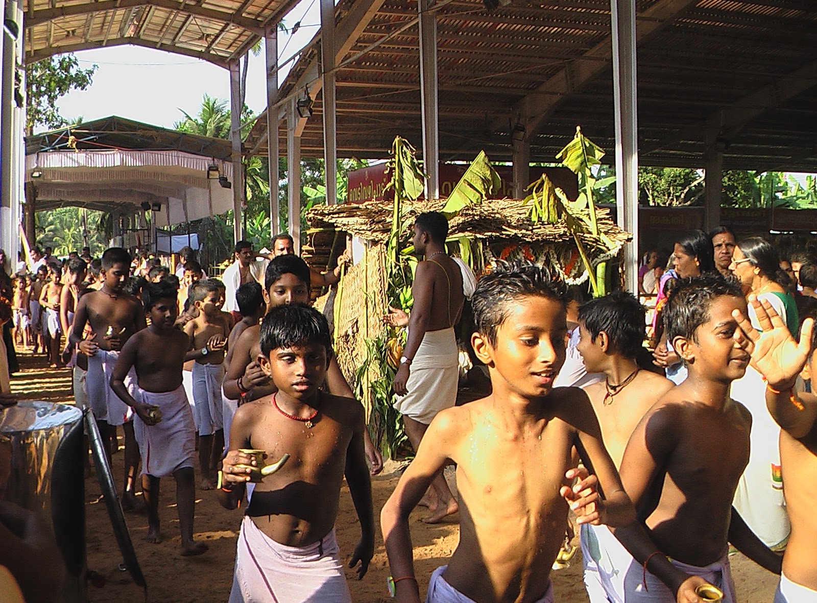 Attukalpongala: Scenes from kuthiyottam namaskaram