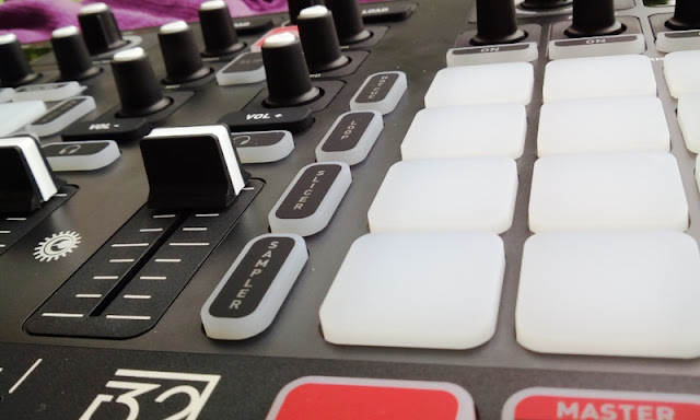 HERCULES P32DJ Beatpad DJ MIDI Controller + DJUCED 40° App! | Gadget ...