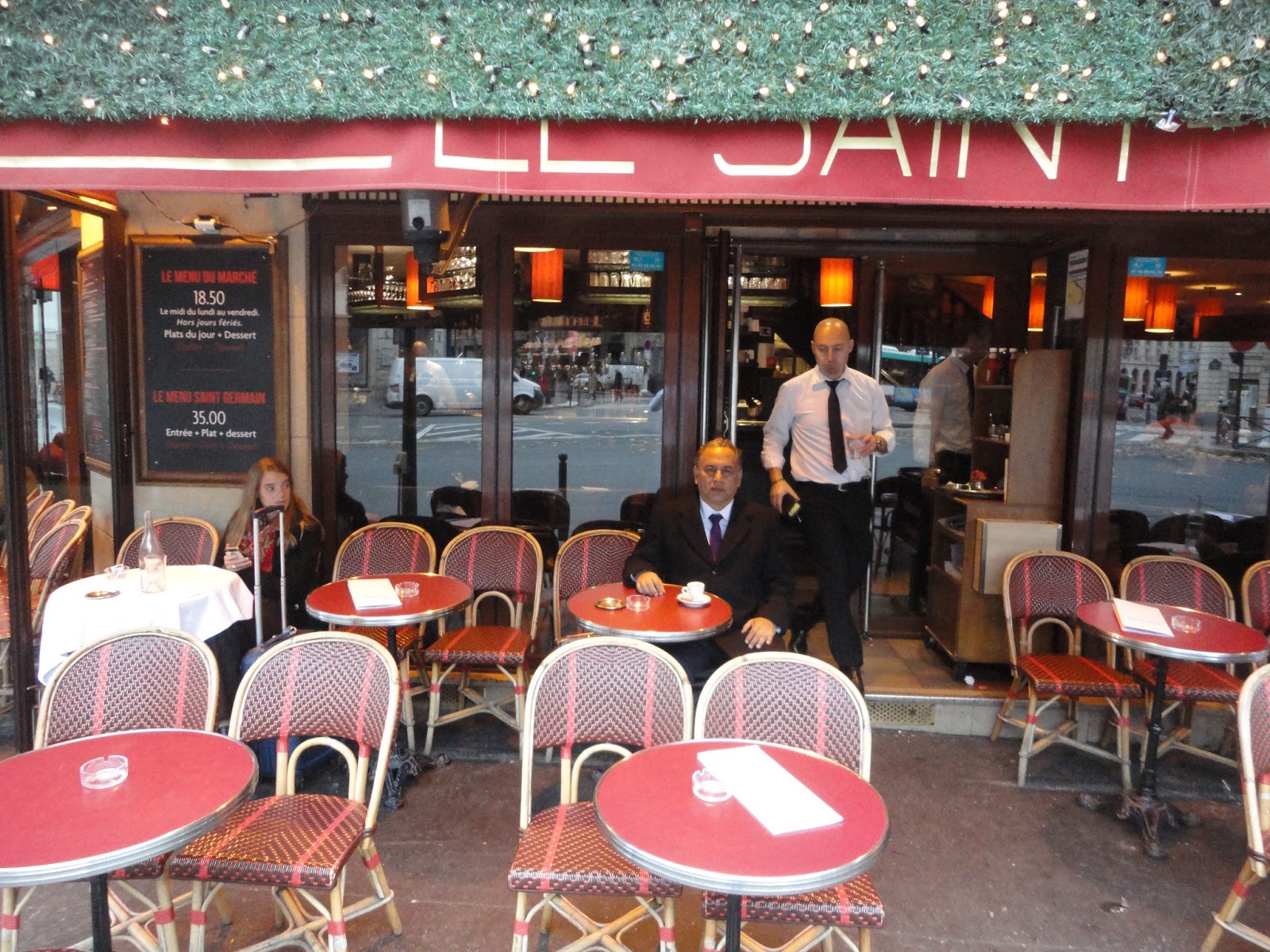 DESBASTANDO LA PIEDRA: UNA CAFETERIA TRADICIONAL EN PARIS, FRANCIA