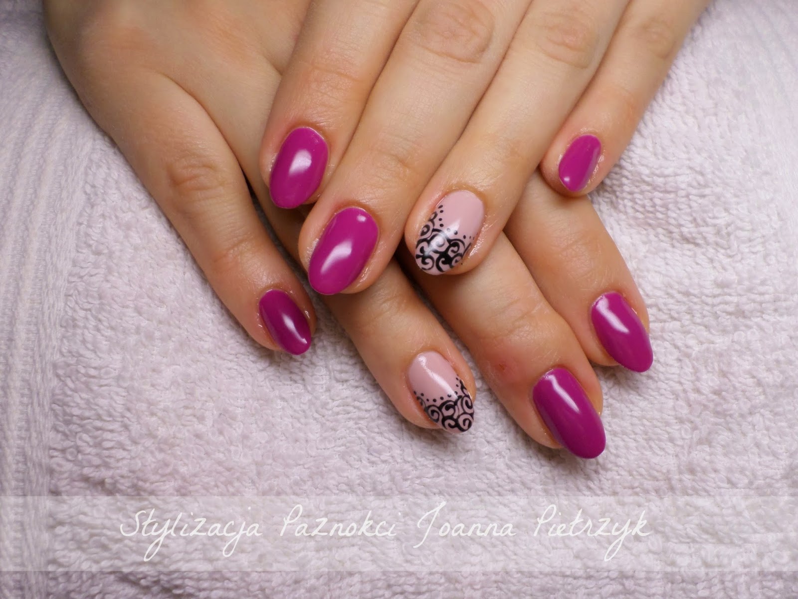 Stylizacja paznokci: migdałki w kolorze fuksji