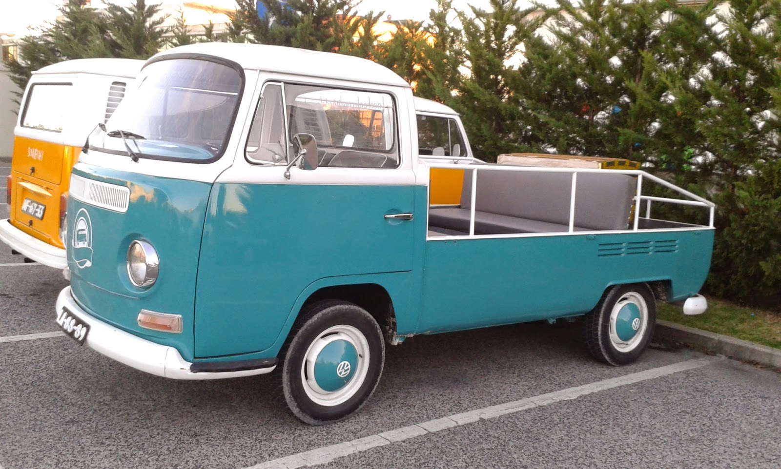 Polski Fiat e seus primos: Volkswagen kombi em dose dupla em Linda-a-Velha