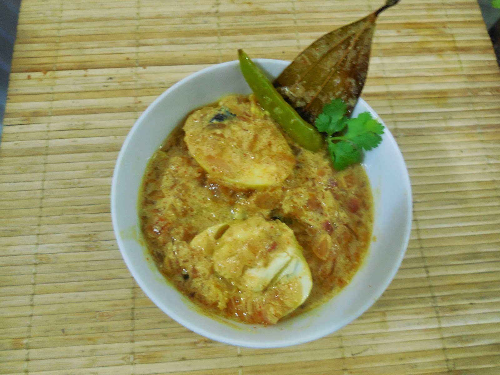 Yummify My Tummy: Doi diye Dim | Egg curry made in a yogurt gravy