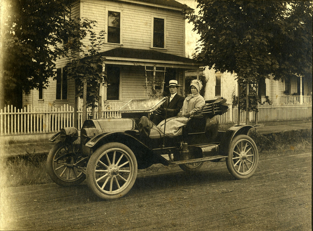 48 Rare Photos of People With Their Classic Cars From Between the 1900s ...
