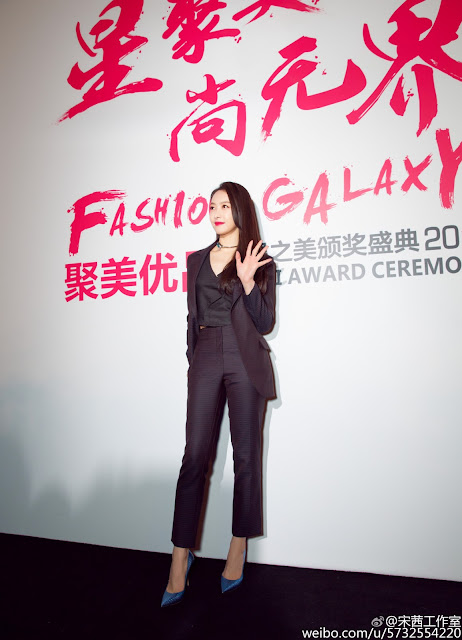 Krystal and Victoria won Asia Representative of Fashion at the Jumei ...