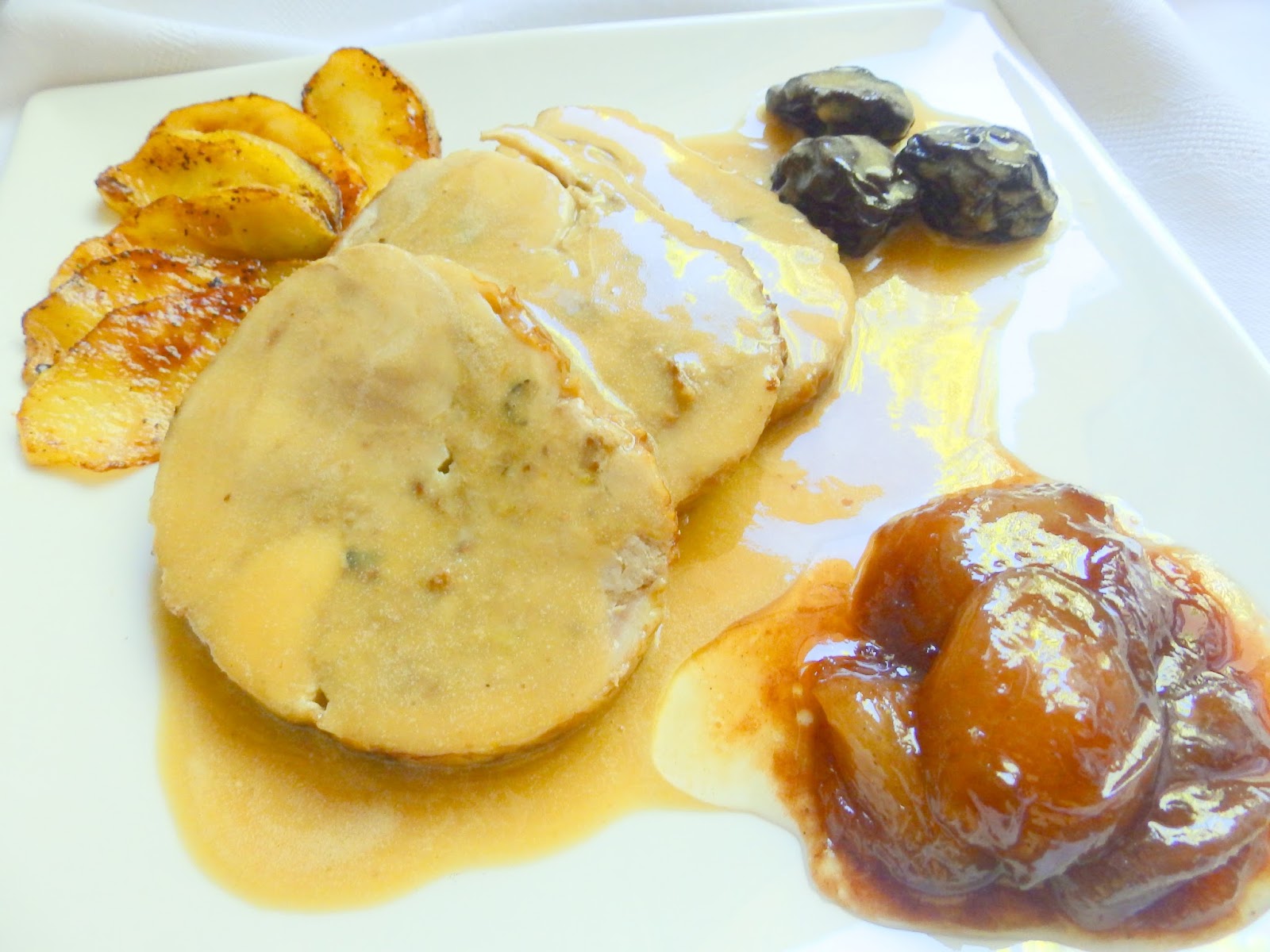 Pollastre farcit amb ceps, poma i carn de porc