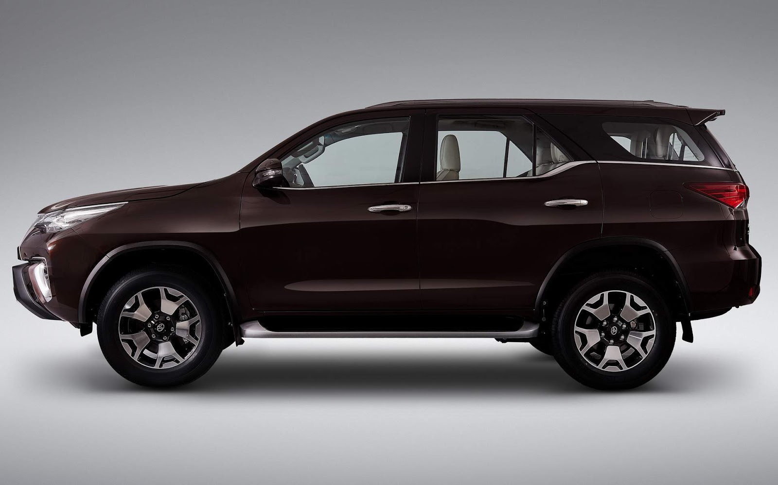 Toyota Hilux SW4 SRX Diamond chega por R$ 264.990 reais