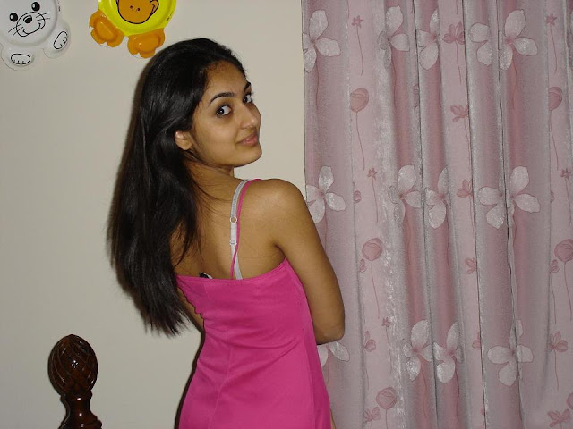 Desi Babes: Cute Girl Showing her Bra