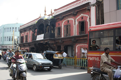 Lekhani Dekhani: Poona Wonders