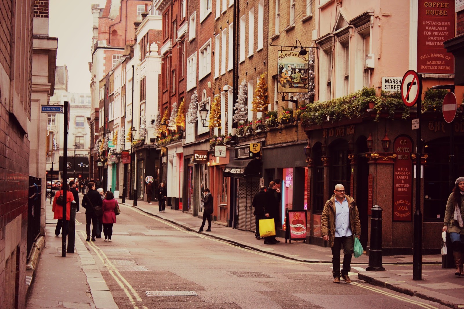 "Explore. Dream. Discover.": Dickens' London