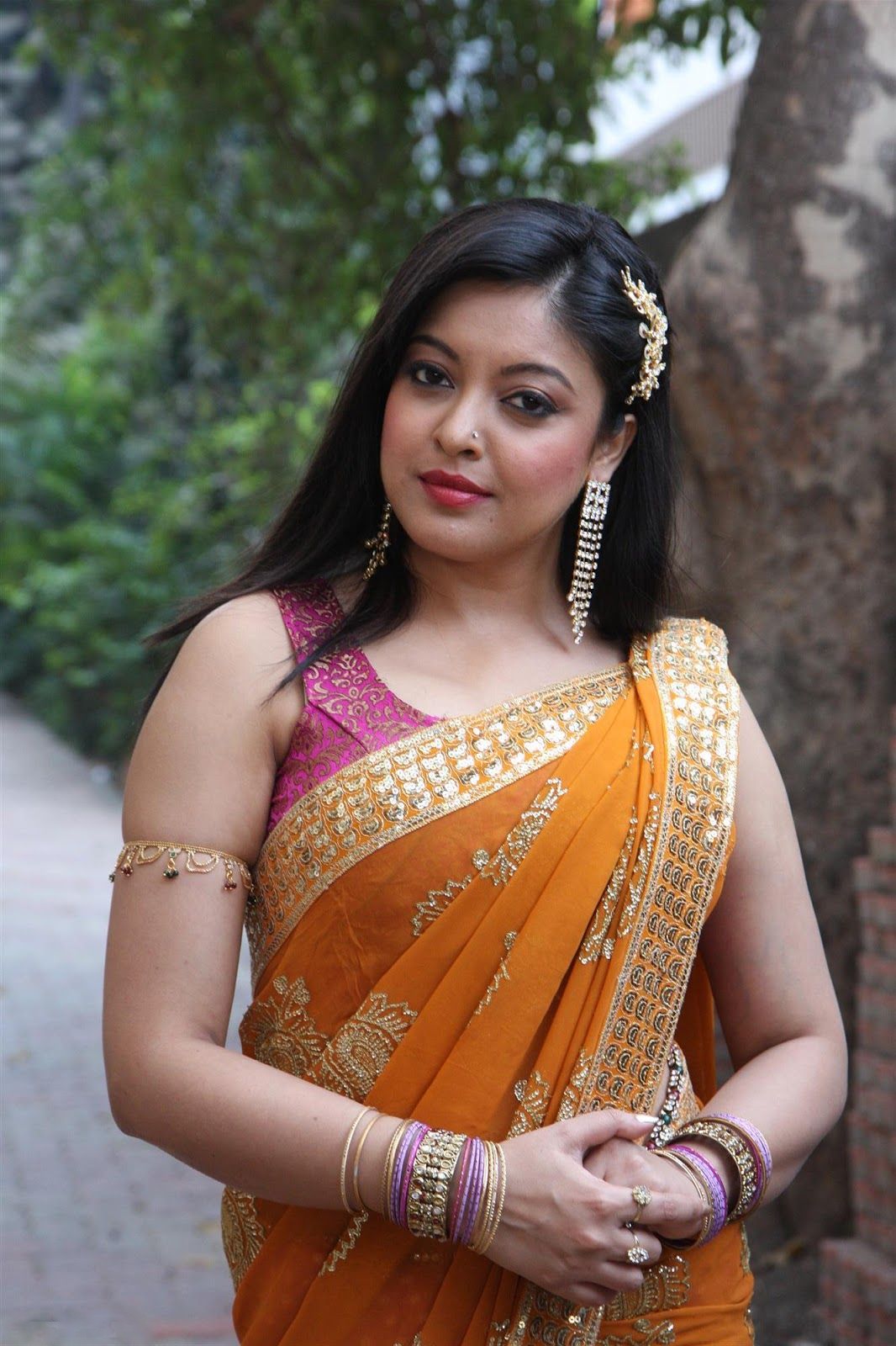 Bollywood Hot Tanushree Dutta Latest Cute Saree Stills | KeralaLives