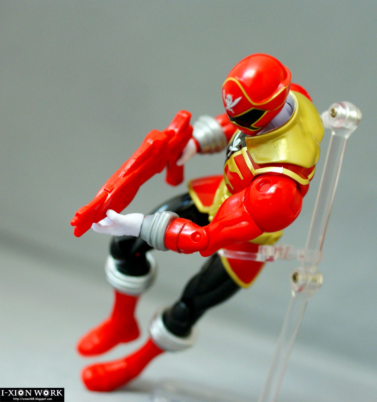 一眼看穿: Power Rangers Super Megaforce - Armored Super Mega Red