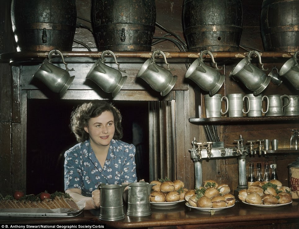 26 Enchanting Color Photographs That Show What Life Was Like in Britain ...