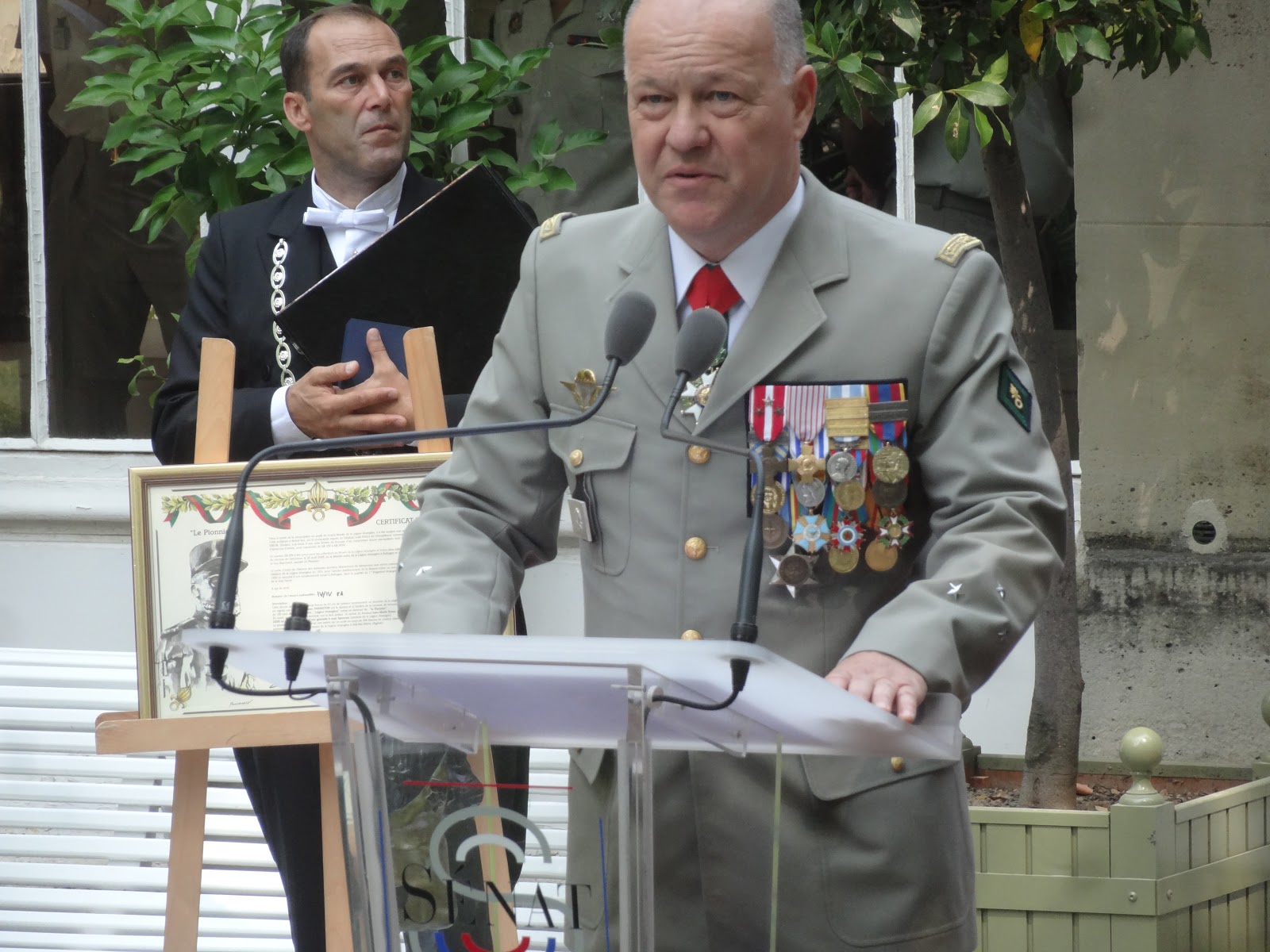 Ainsi va le monde !: Les hommages de ses pairs au général Jean Maurin