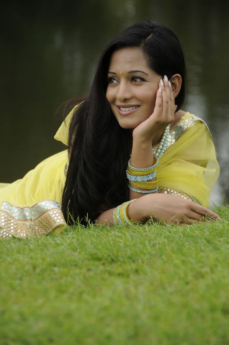 ACTRESS PREETIKA RAO LATEST PHOTOSHOOT | Cine Actors and Actress Images