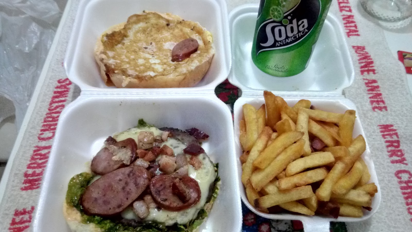 Um lanche bem feito, com uma boa variedade de ingredientes e sabores ...