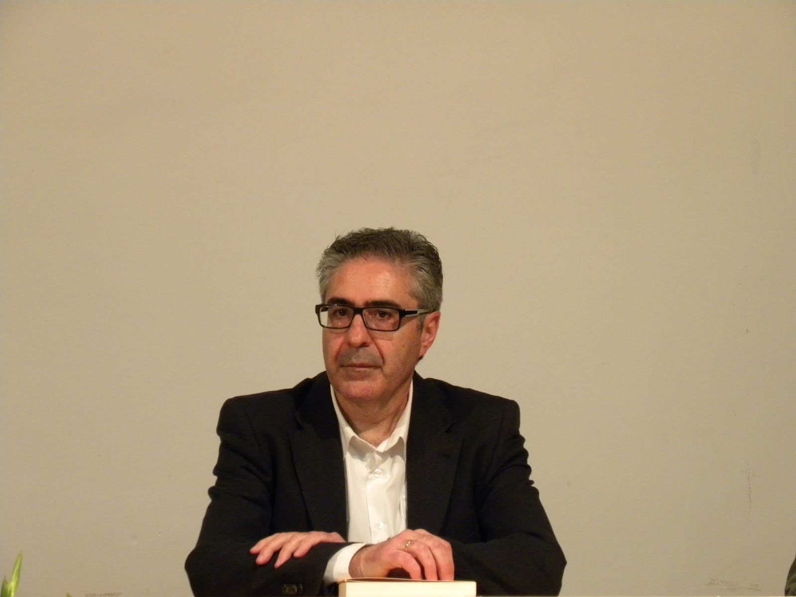 La orilla de las letras: Entrevista: VÍCTOR AYLLÓN