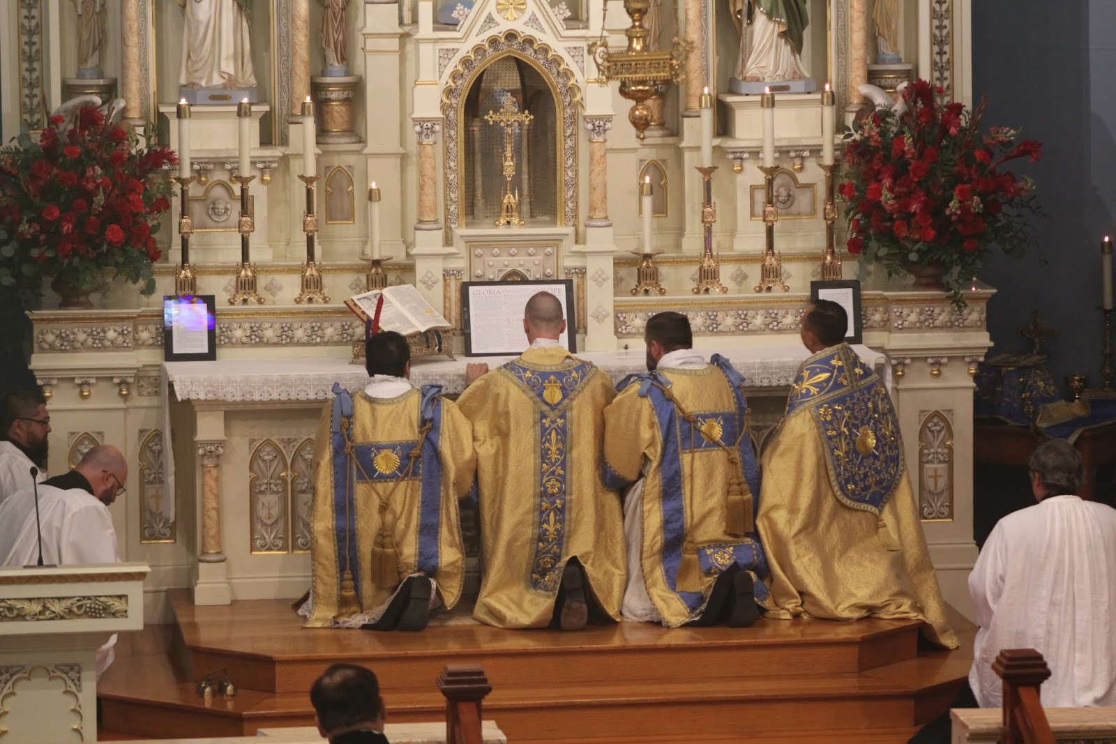 New Liturgical Movement: Photos of a New Priest’s First Mass