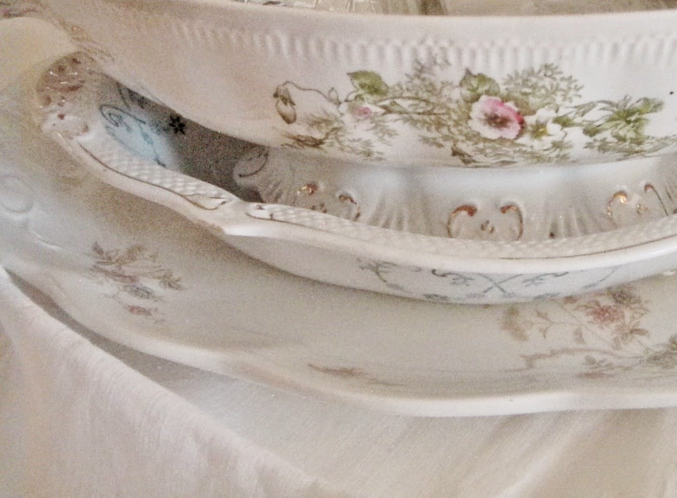Cabin & Cottage : Charming Chippy China