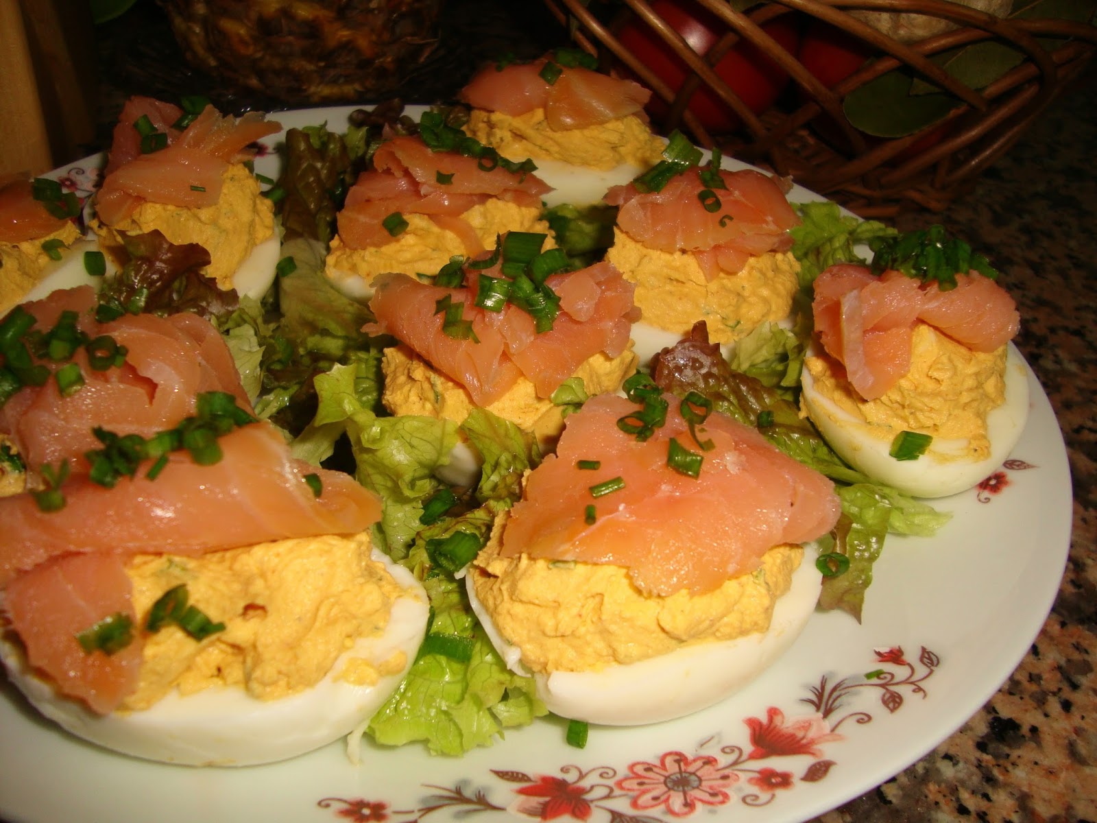 O Tempero da Nesita: Ovos recheados com salmão fumado