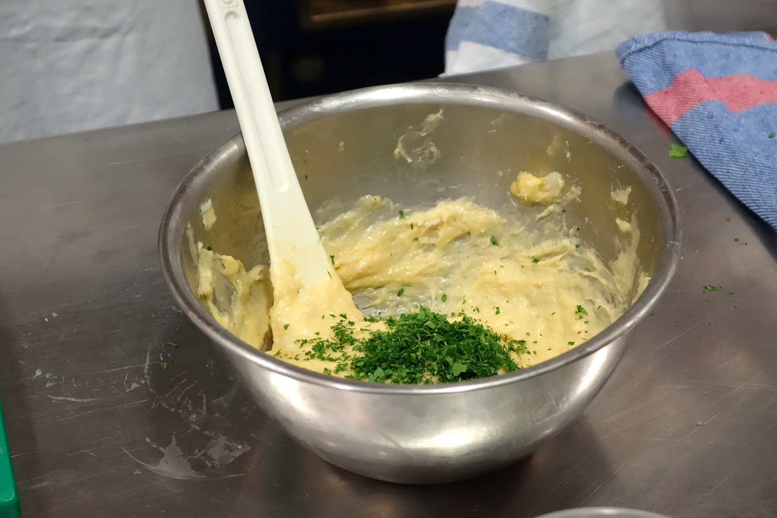 Buñuelos de bacalao con salsa de tomate concassé, una tapa fácil y ...
