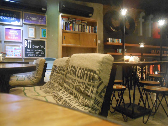 Cafe dengan Nuansa Perpustakaan, Coffee Library - Bali - Rizaltaf.com