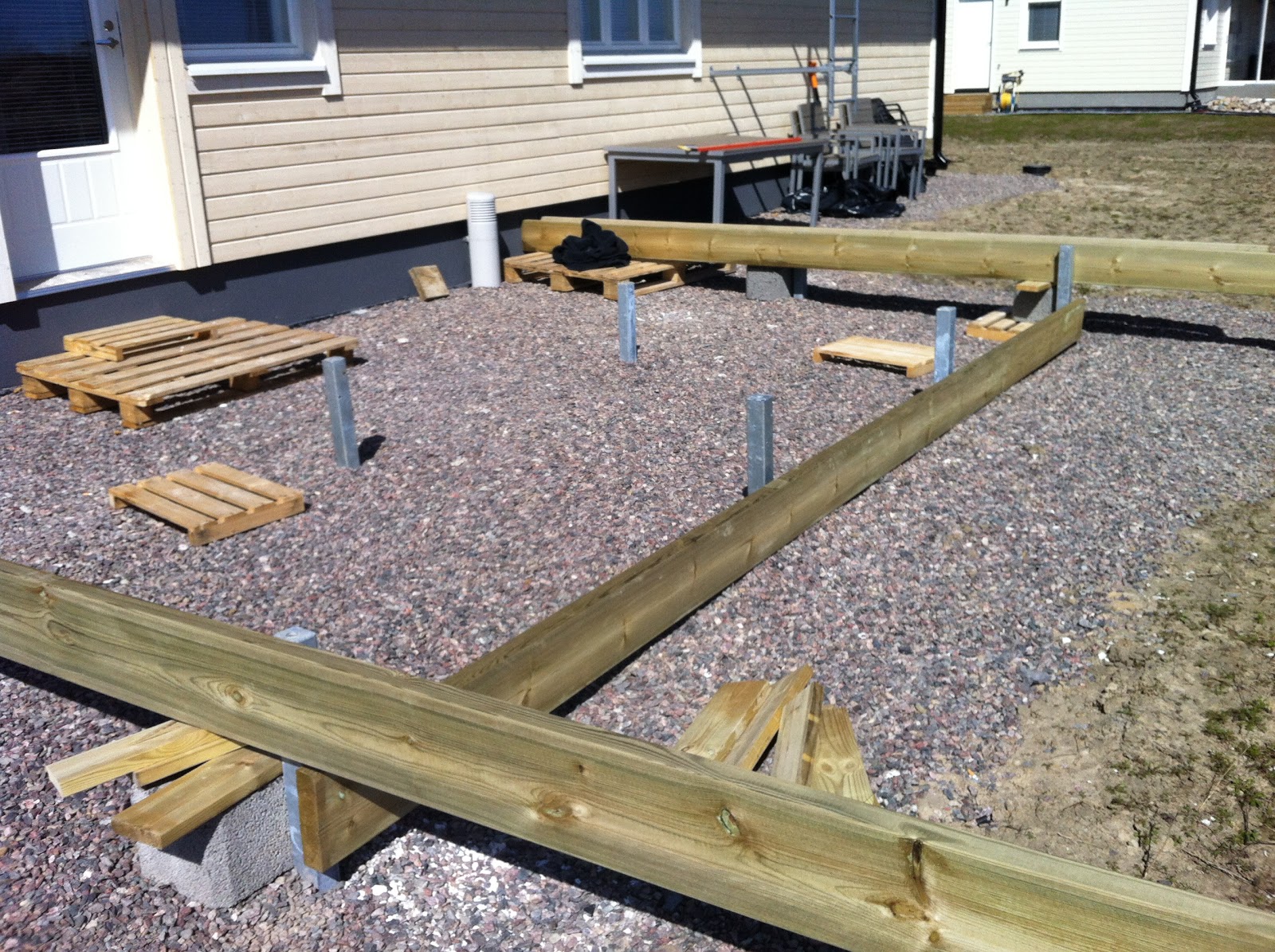 Perhosniitty: Terassin teko aloitettu